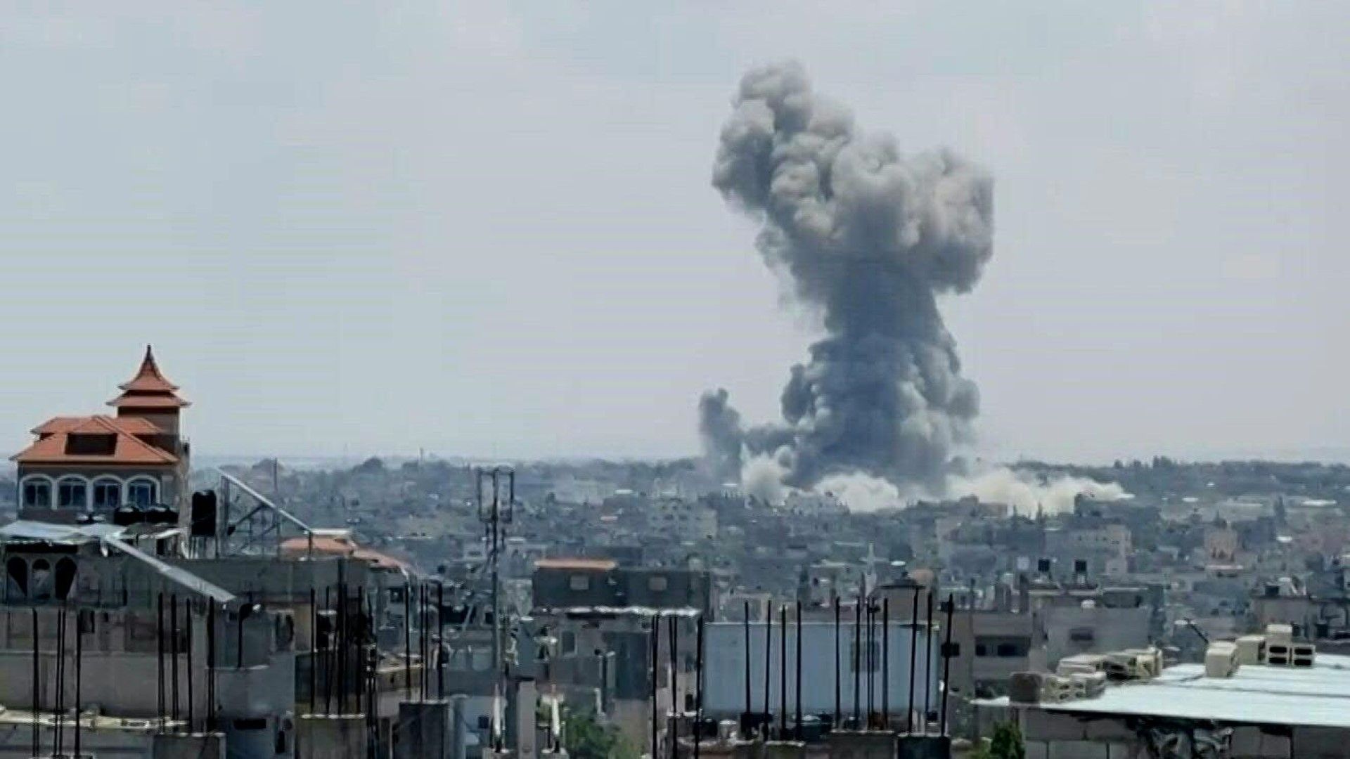 Smoke billows over Rafah following Israeli strikes