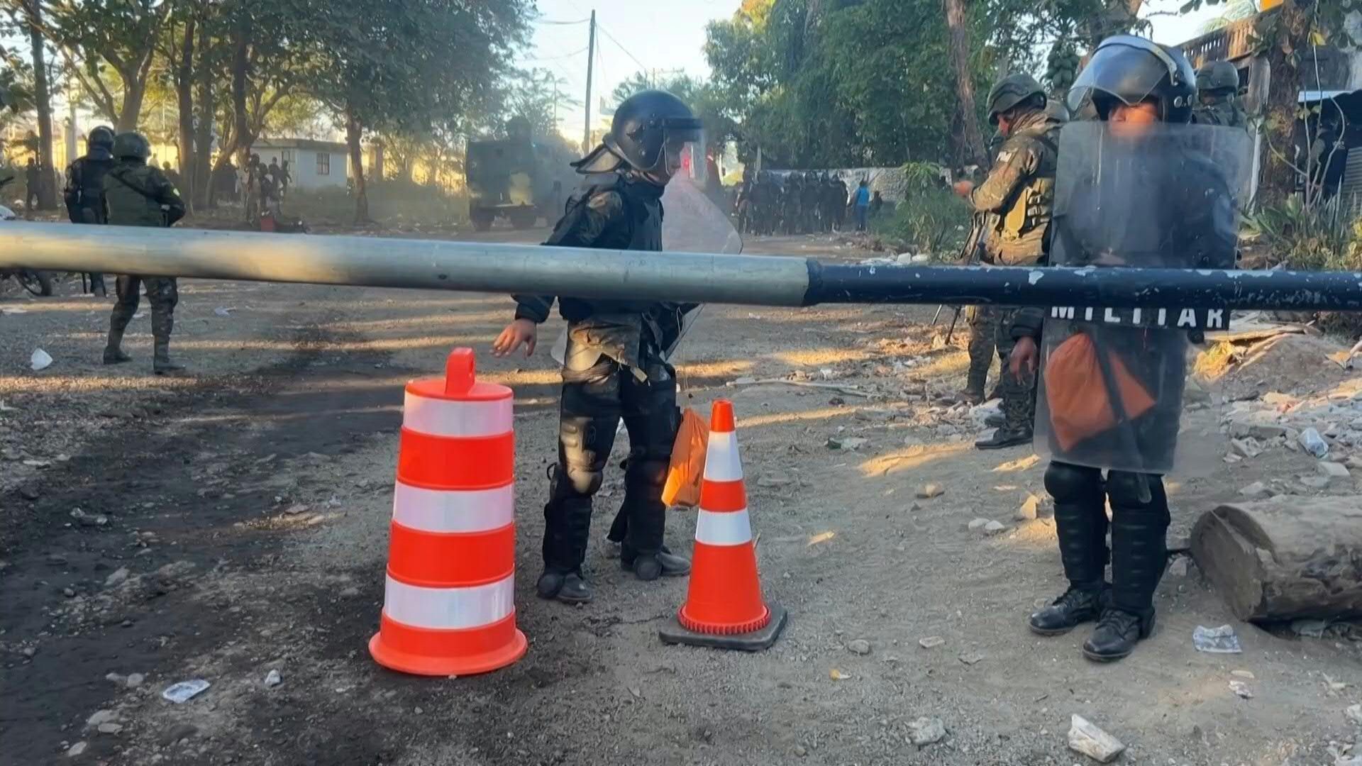 Video: Guatemalan police guard prison where guards were held hostage by ...
