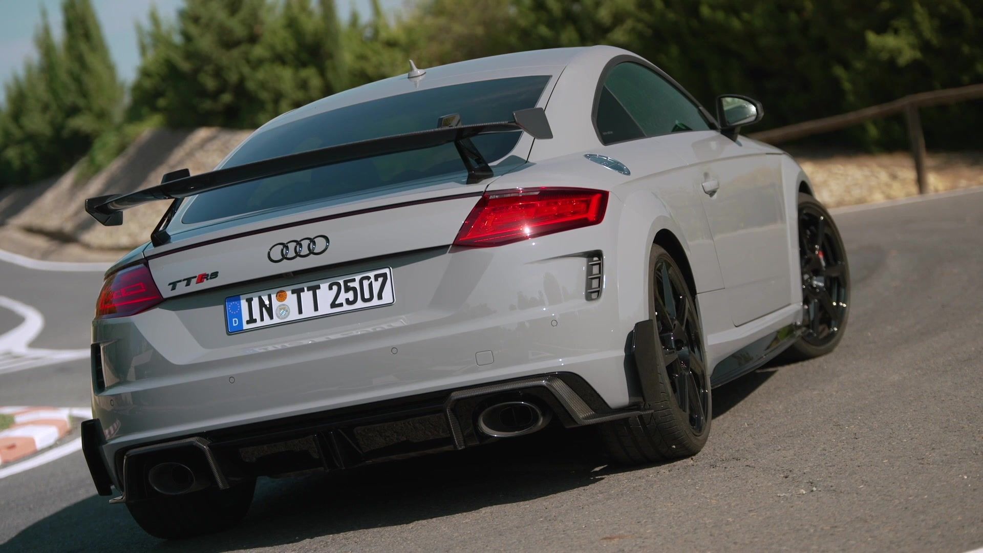Zeitlose Ikone - Editionsmodell Audi TT RS Coupé iconic edition ...