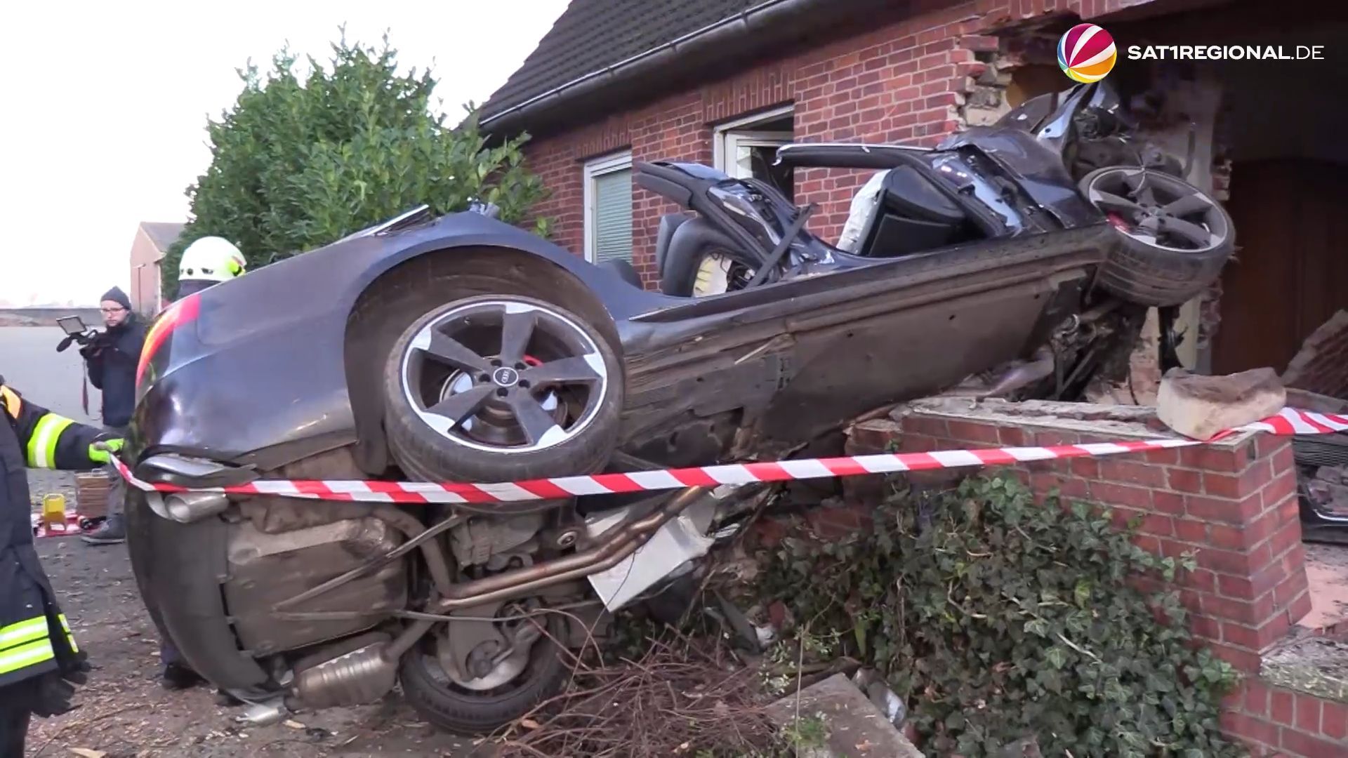 Auto kracht in Hauswand - Fahrer schwer verletzt